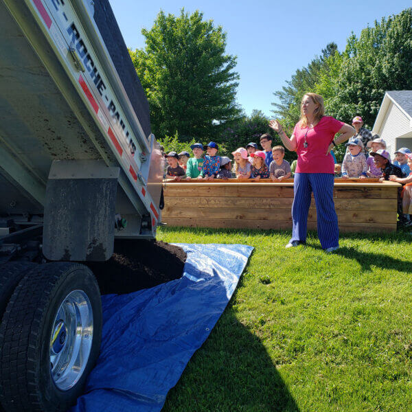 Delivery of soil and compost – Transport Bond (819) 459-3333