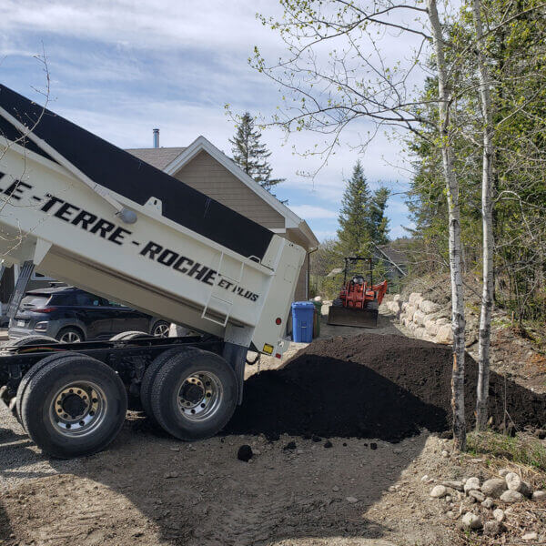 Delivery of soil and compost – Transport Bond (819) 459-3333