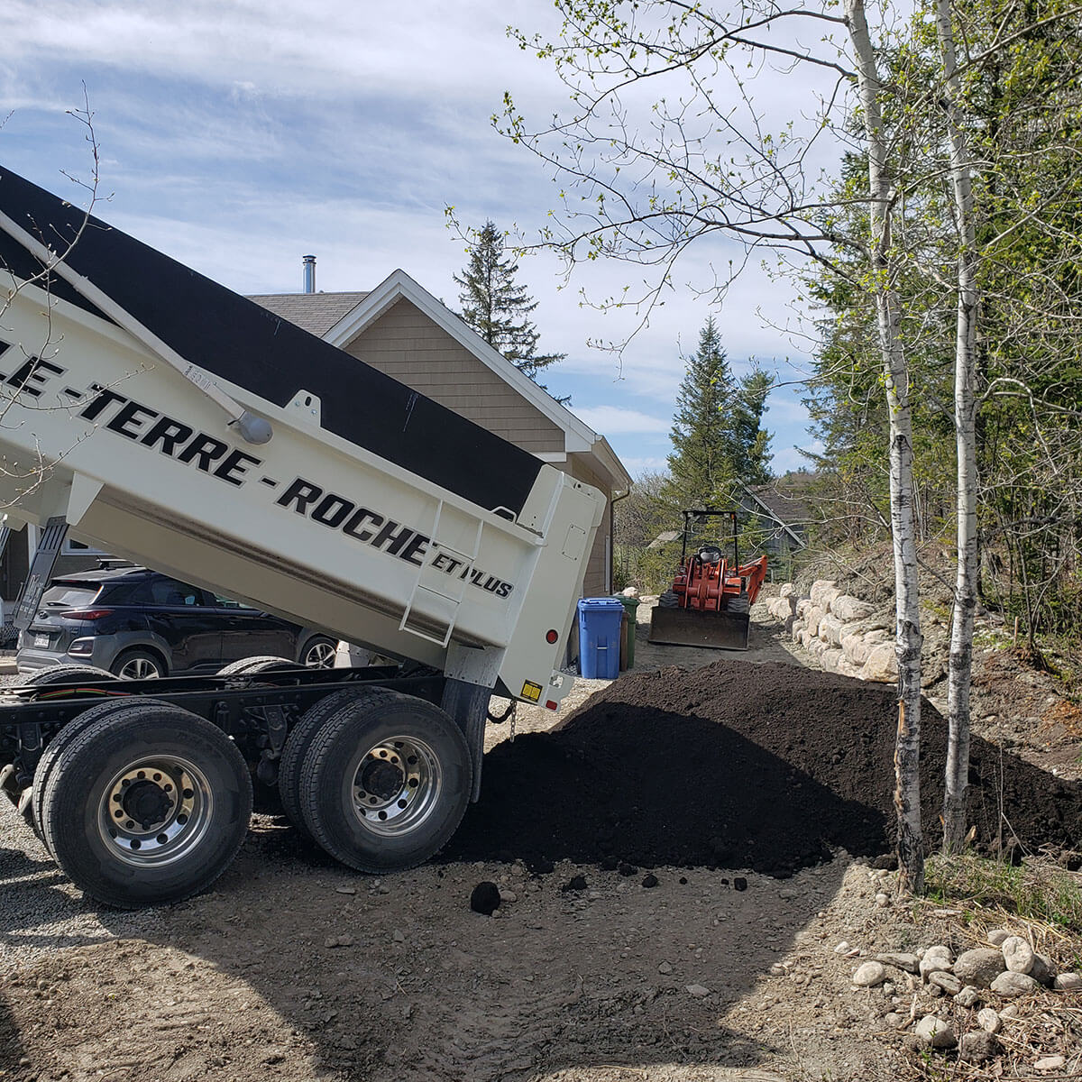Delivery of soil and compost – Transport Bond (819) 459-3333